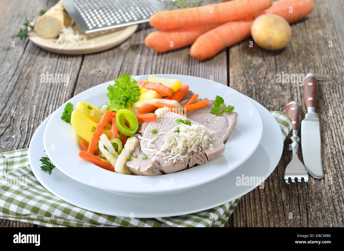 Gekochtes schweinefleisch mit meerrettich -Fotos und -Bildmaterial in ...
