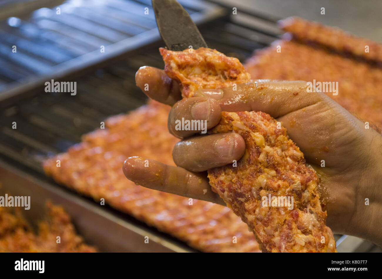 Making kebab -Fotos und -Bildmaterial in hoher Auflösung – Alamy