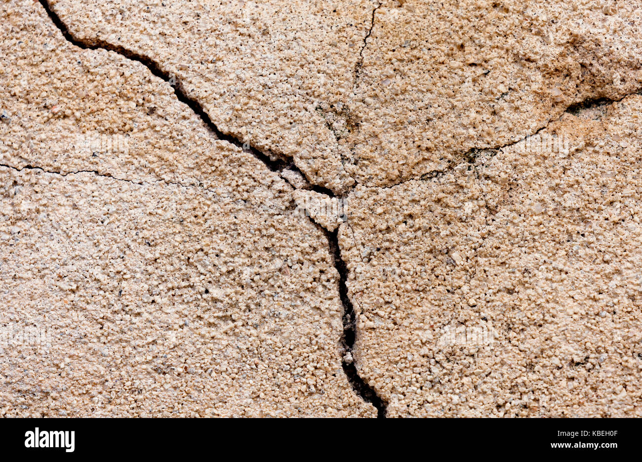 Riss in einer wand -Fotos und -Bildmaterial in hoher Auflösung - Seite ...