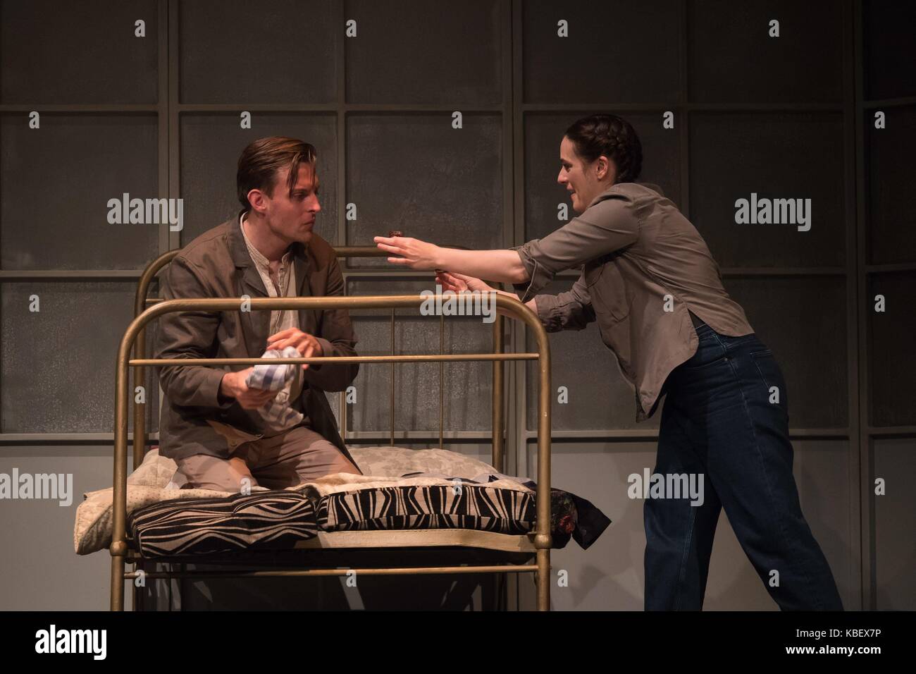 Schauspieler Alexander Finkenwirth, Luisa Taraz in einer Szene aus ...