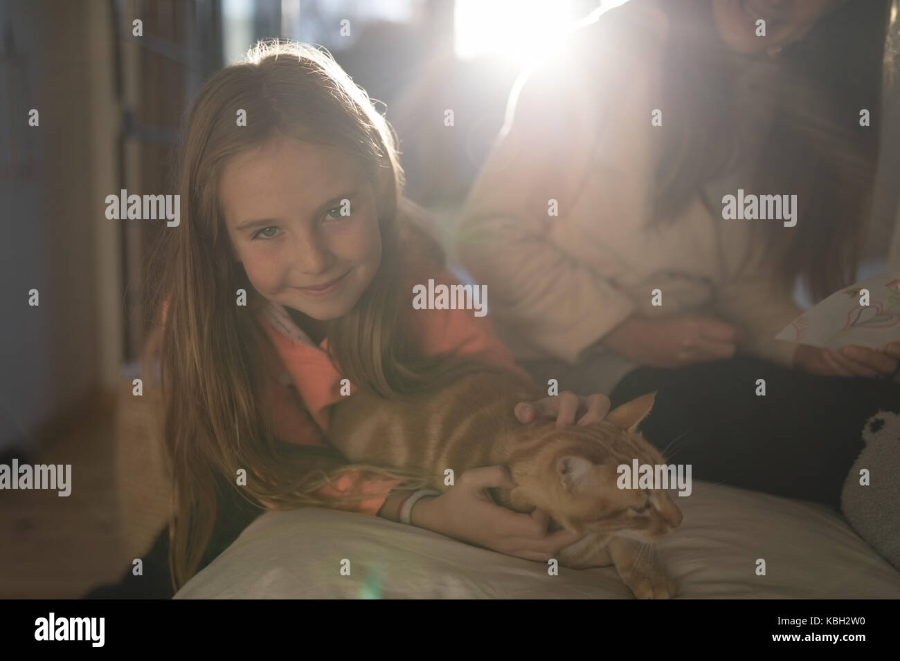 Mädchen spielt mit katze -Fotos und -Bildmaterial in hoher Auflösung ...