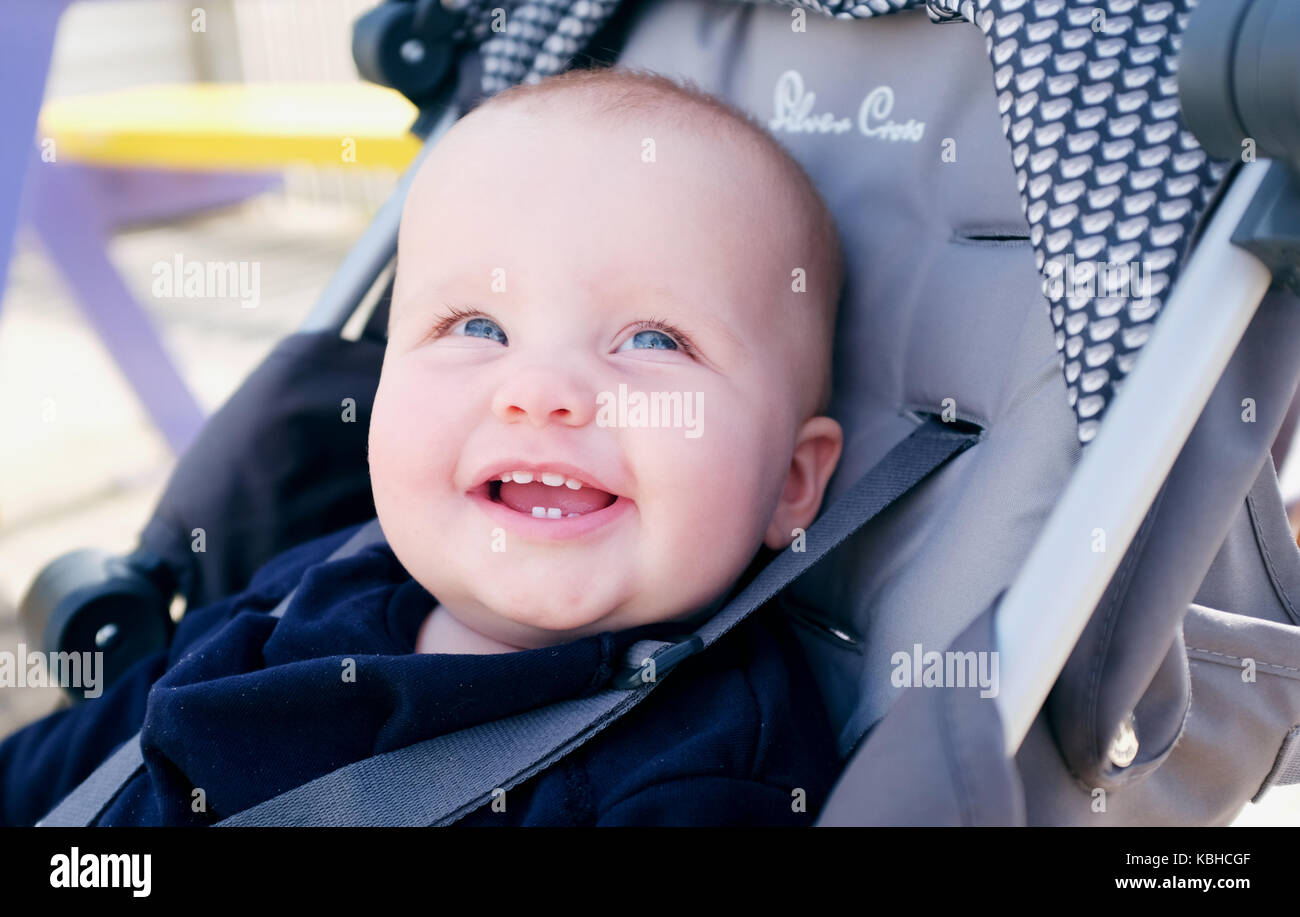 Baby lächeln zahnen -Fotos und -Bildmaterial in hoher Auflösung – Alamy