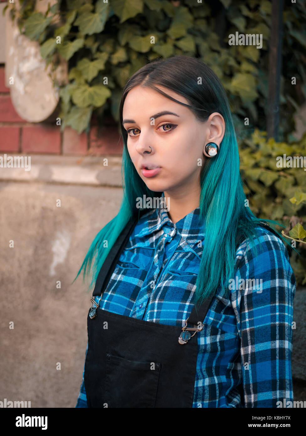 Zigaretten hipster -Fotos und -Bildmaterial in hoher Auflösung – Alamy