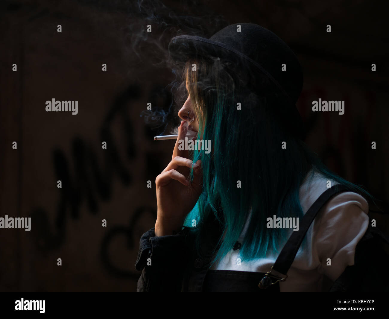 Emo Mädchen rauchen Zigarette. Street Punk oder Hippie Frau mit blauen ...