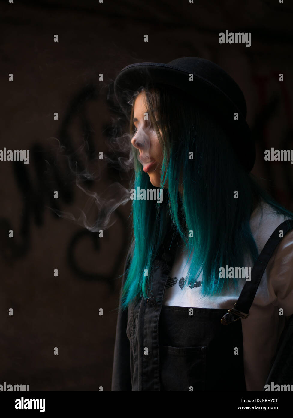 Punk Person Smoking Stockfotos & Punk Person Smoking Bilder - Alamy