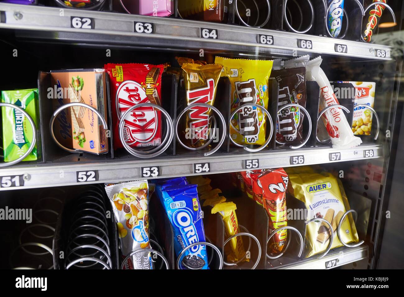Vending Machine Snacks Stockfotos & Vending Machine Snacks Bilder ...