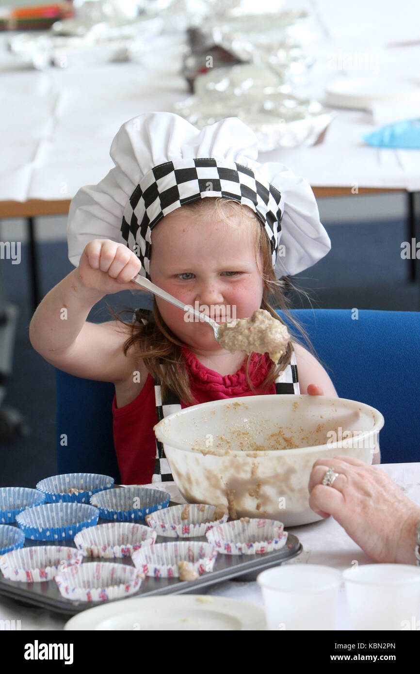 Learning to cook -Fotos und -Bildmaterial in hoher Auflösung – Alamy