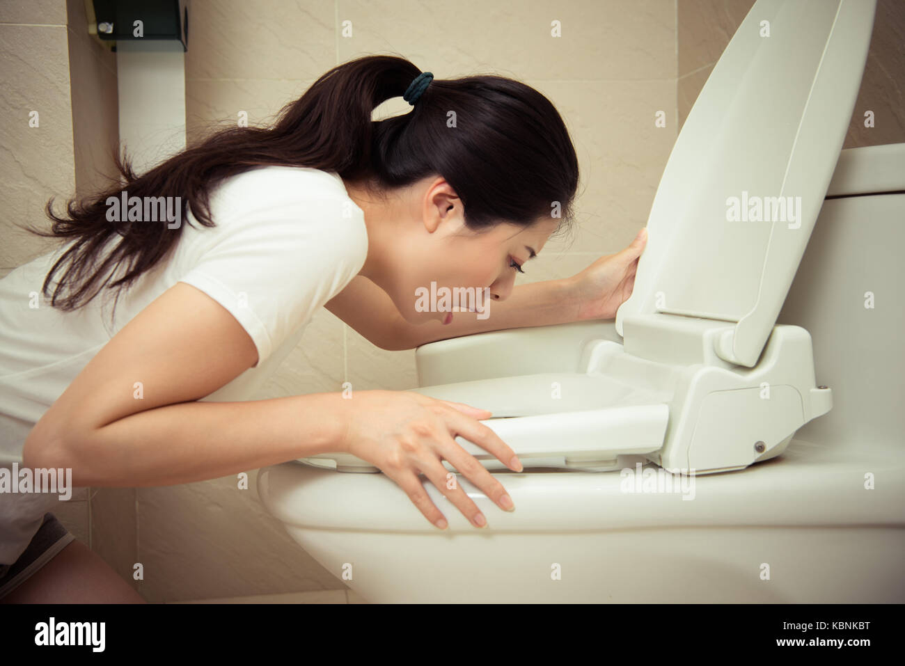 Kotzen mädchen -Fotos und -Bildmaterial in hoher Auflösung – Alamy