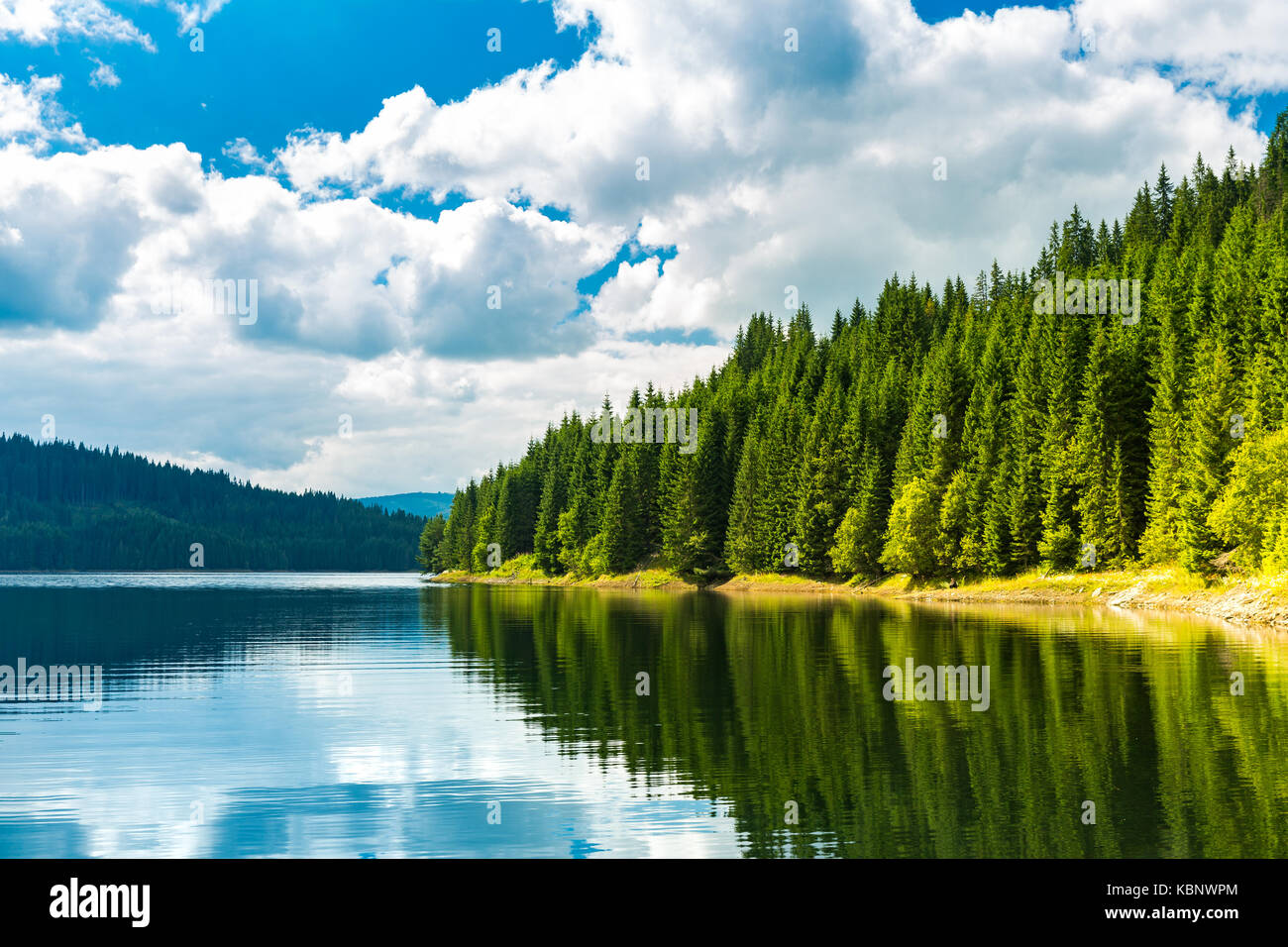 Vidra Stausee. Vidra See ist ein Stausee in den Bergen, auf dem parang ...