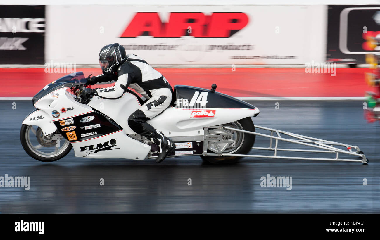 Motorcycle drag racing santa pod Fotos und Bildmaterial in hoher Auflosung Alamy