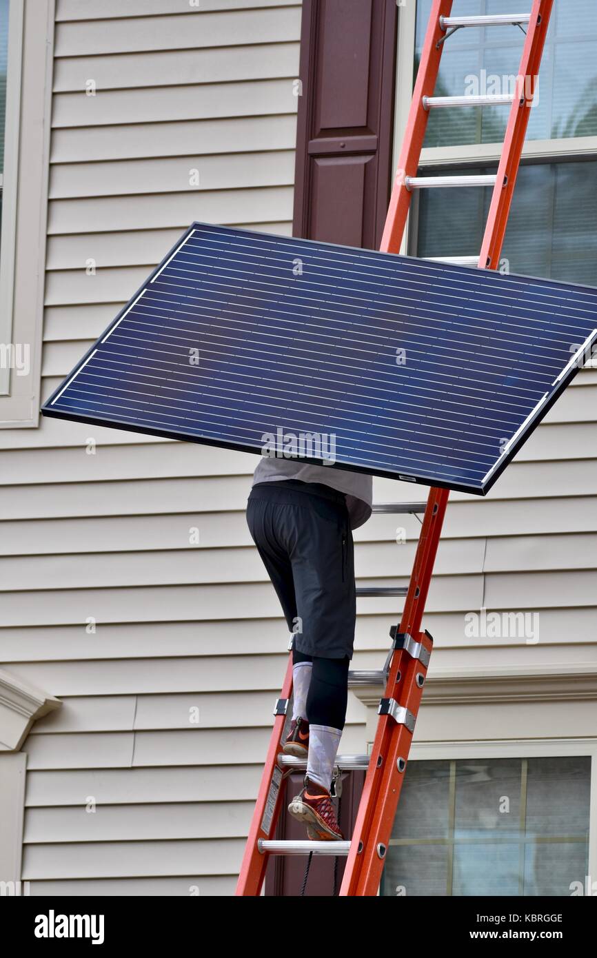 Sonnenkollektor auf leiter halten -Fotos und -Bildmaterial in hoher ...