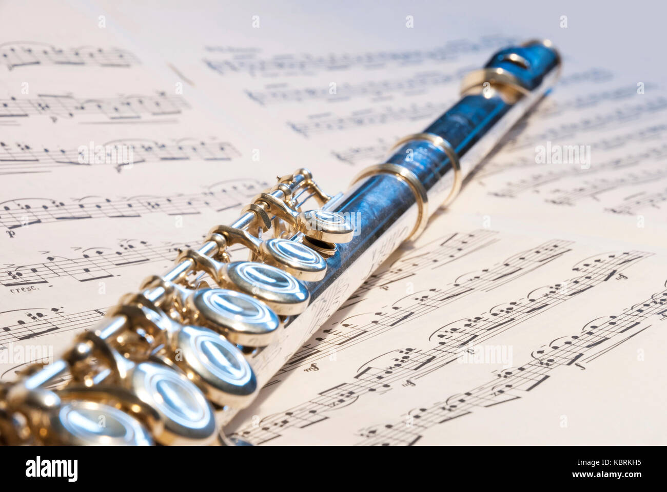Flöte Instrument auf die Note symphony Hintergrund Stockfotografie - Alamy