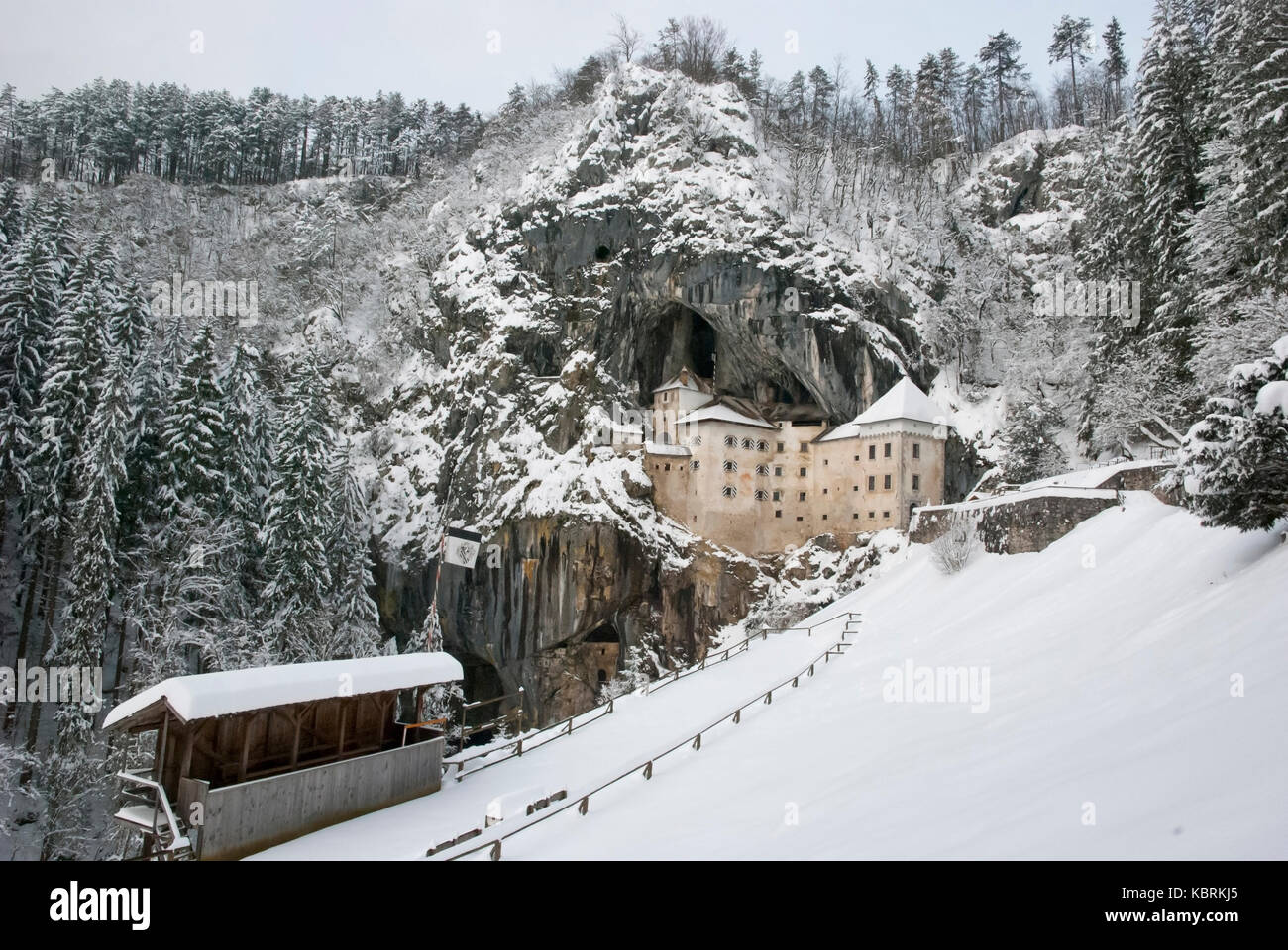 Festung predjama grad -Fotos und -Bildmaterial in hoher Auflösung – Alamy