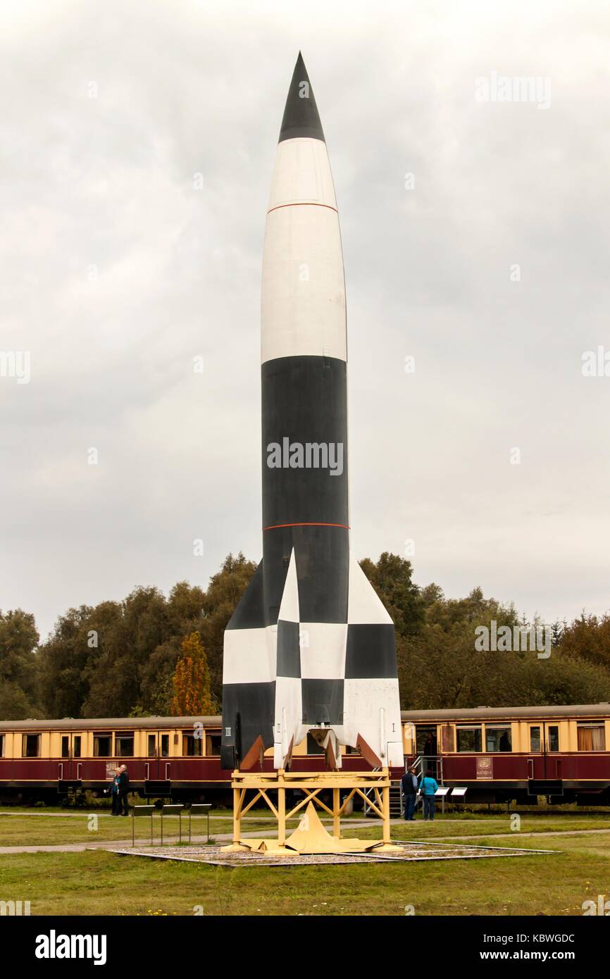V2 raketenbau -Fotos und -Bildmaterial in hoher Auflösung – Alamy