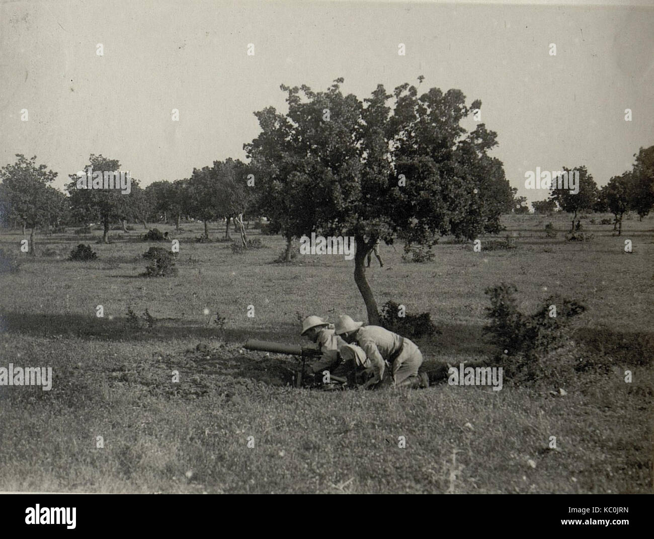 Dieses historische Bild zeigt eine militärische Trainingsübung der ...