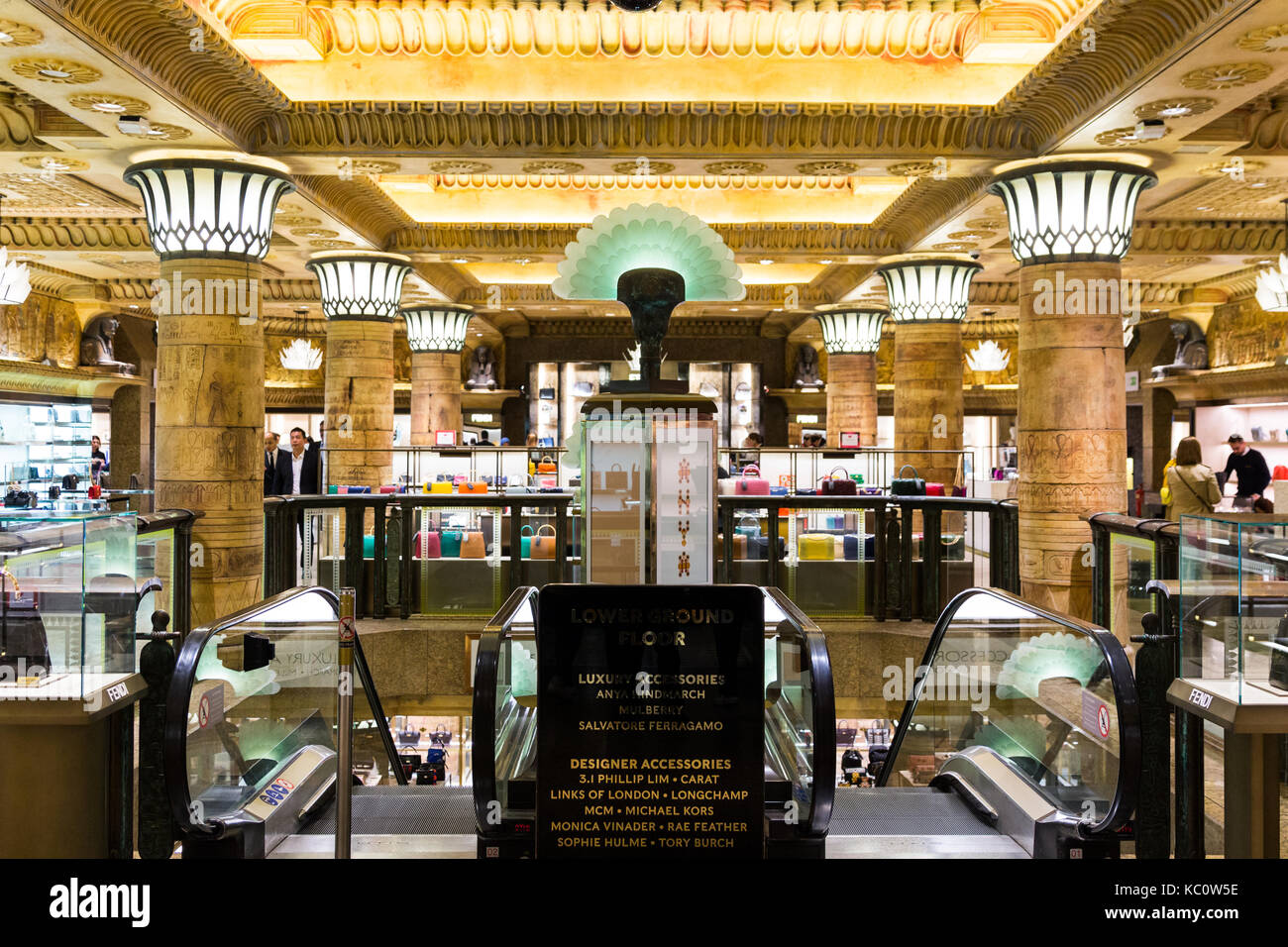 Harrods interior -Fotos und -Bildmaterial in hoher Auflösung – Alamy