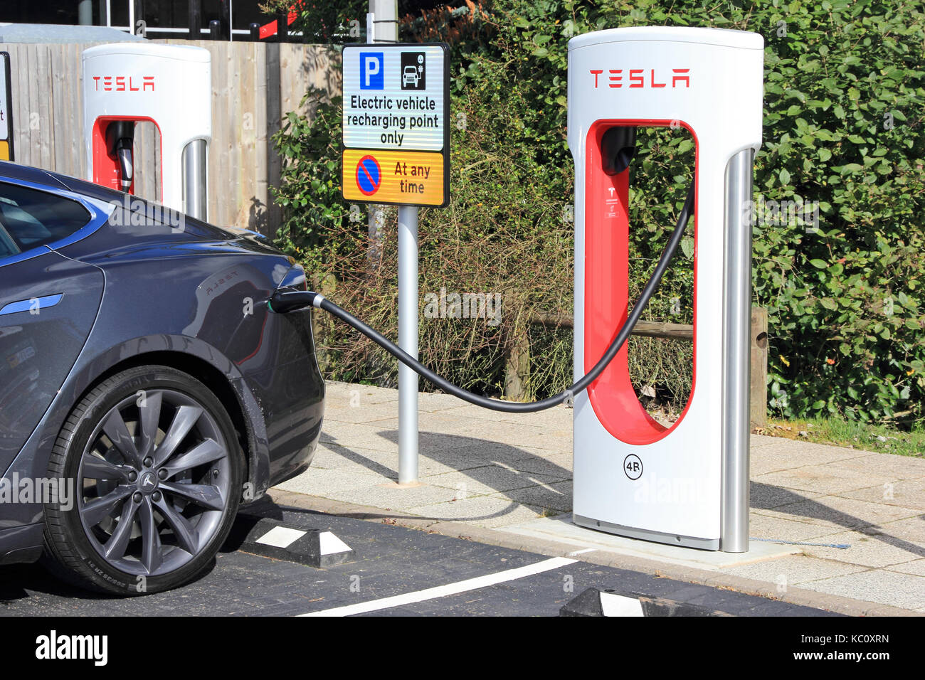 Tesla - Elektroauto aufladen an speziellen Ladestationen in Hopwood ...