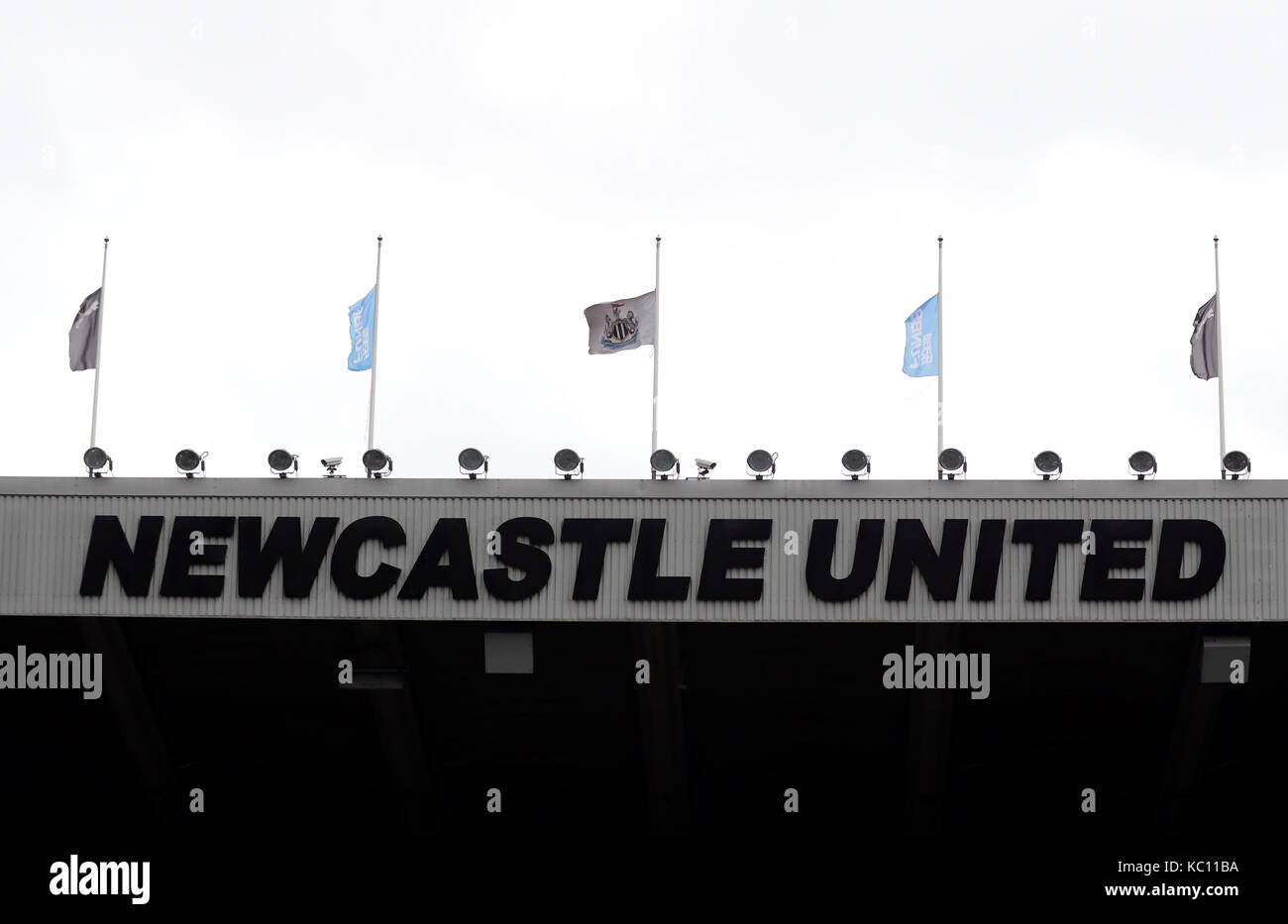 Flaggen auf den Tribünen fliegen an der Halbmaske zu Ehren des ...