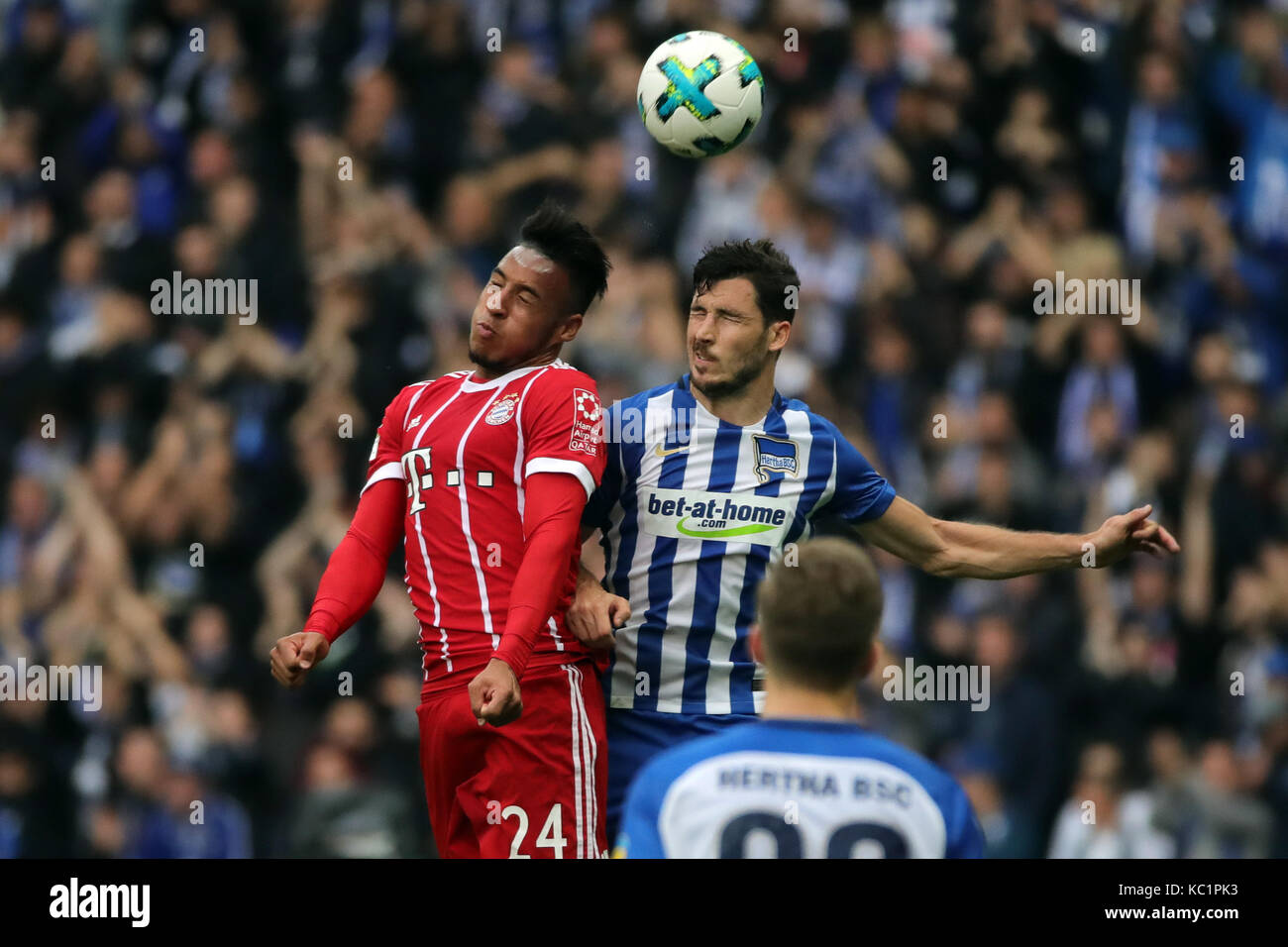 Berlin, Deutschland. 1. Okt 2017. Bayern Corentin Tolisso (l) und ...