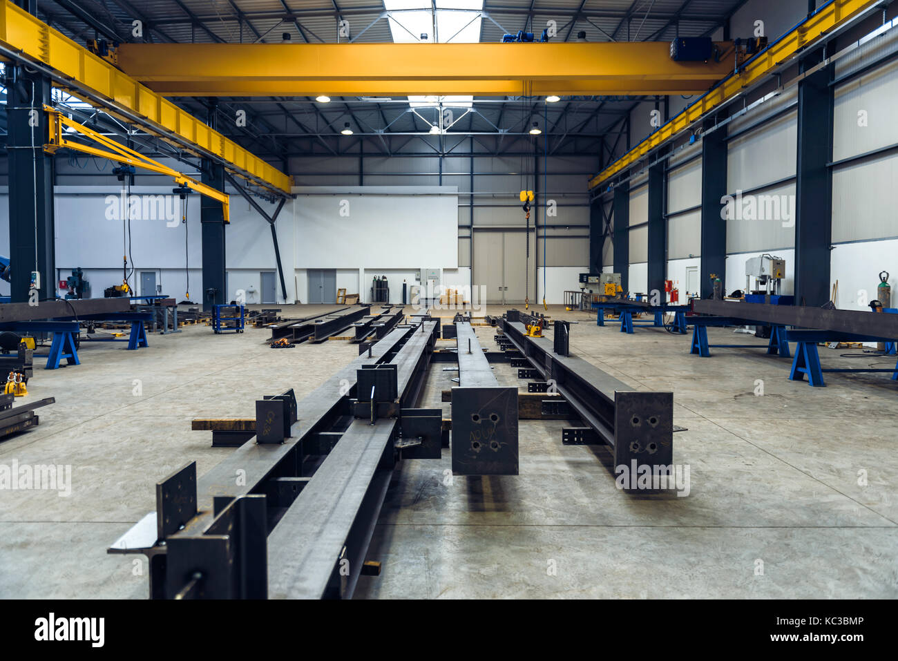 Industrielle Halle mit Schneiden, Schweißen Maschinen und Metall ...