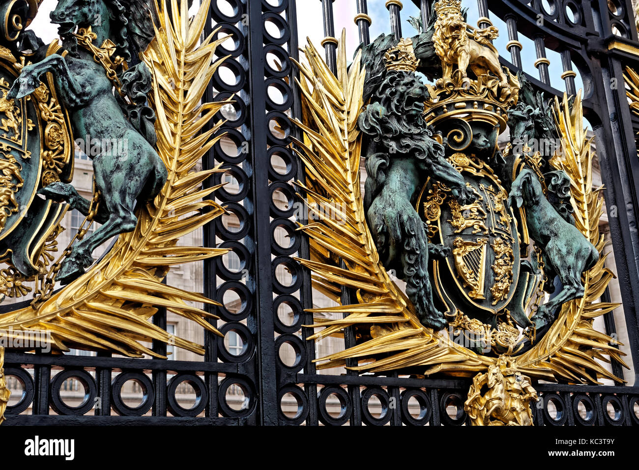 Königlichen Wappen auf der Buckingham Palace gate Stockfotografie - Alamy