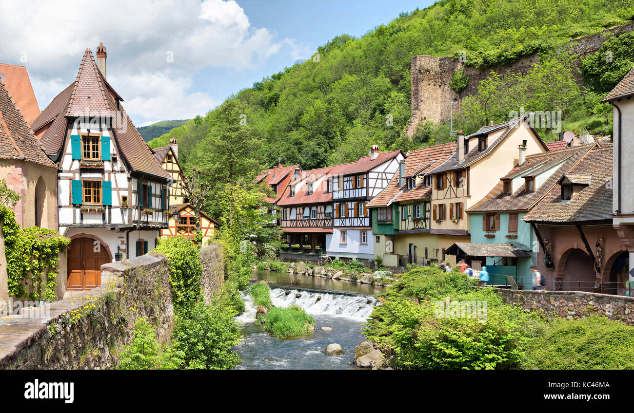 Französische traditionelle Fachwerkhäuser und La Weiss Fluss in ...