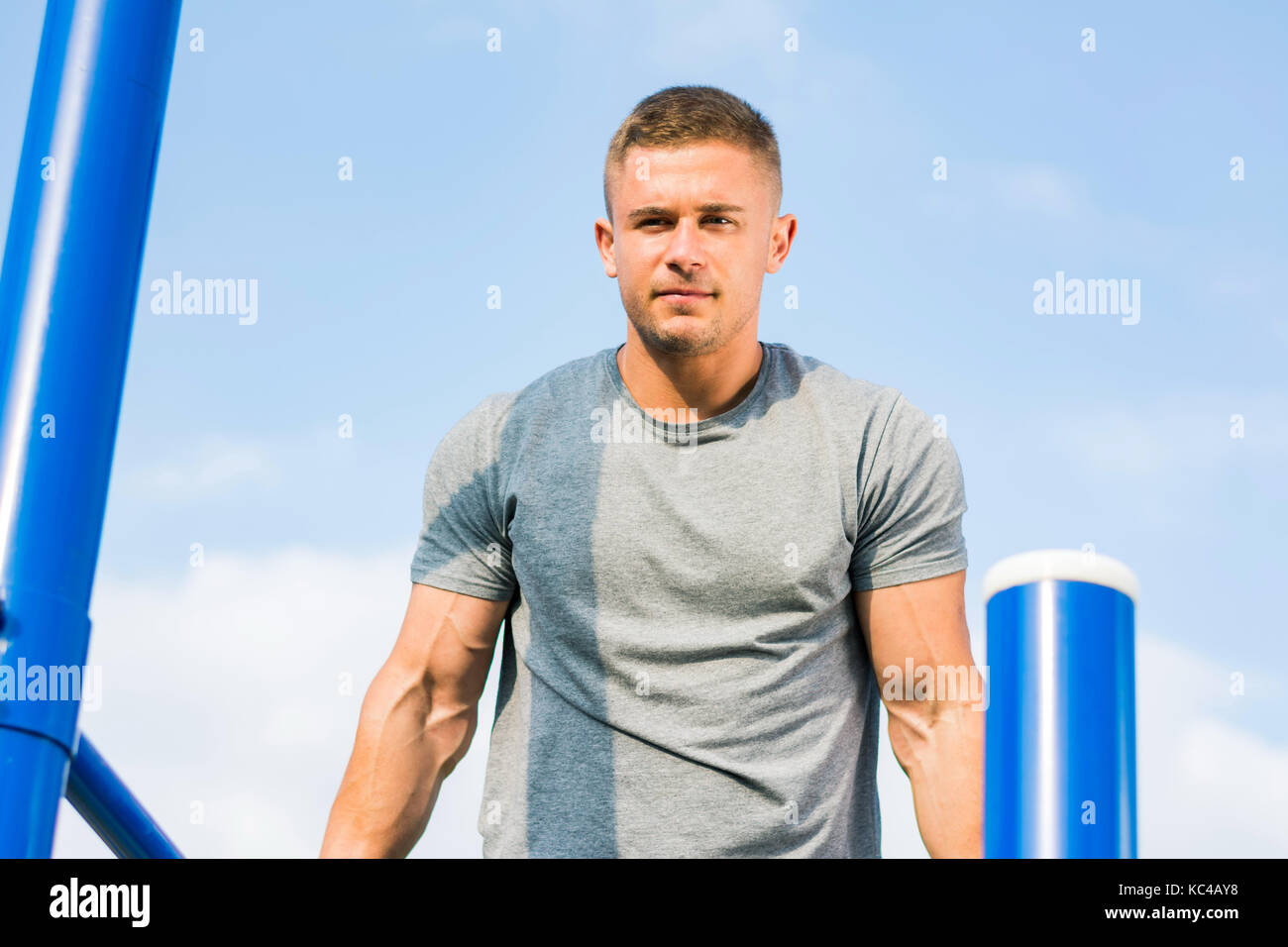 Blonde turnerin im freien außerhalb -Fotos und -Bildmaterial in hoher ...