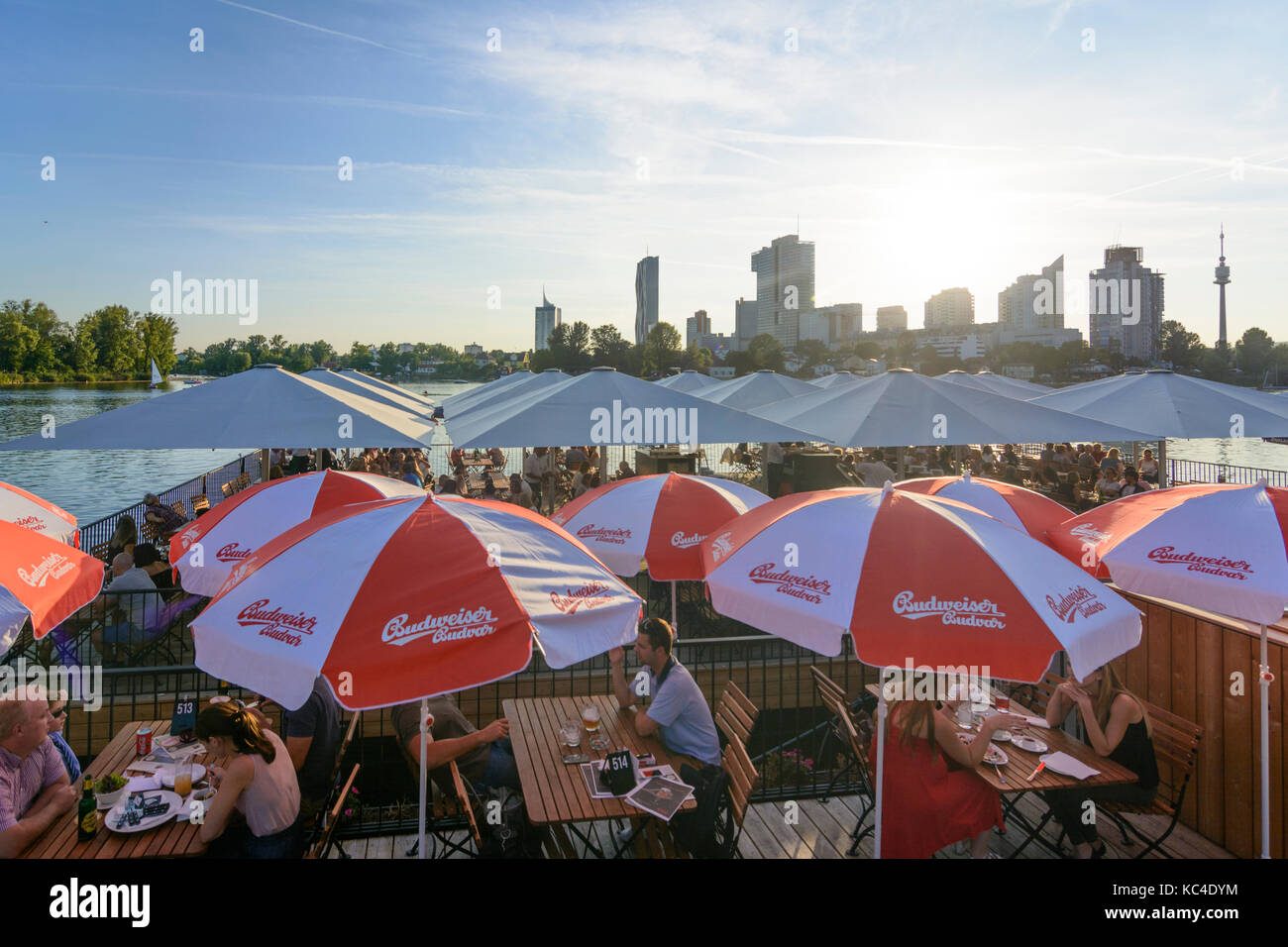 Restaurant Strandcafe, Fluss Alte Donau (Alte Donau), Skyline von spö ...
