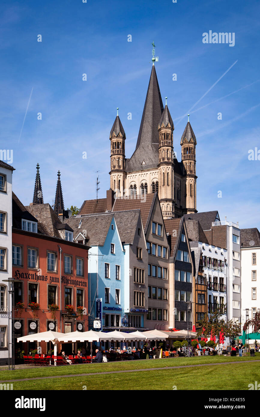 Deutschland, Köln, Häuser in der Altstadt an der Frankenwerft, Kirche ...