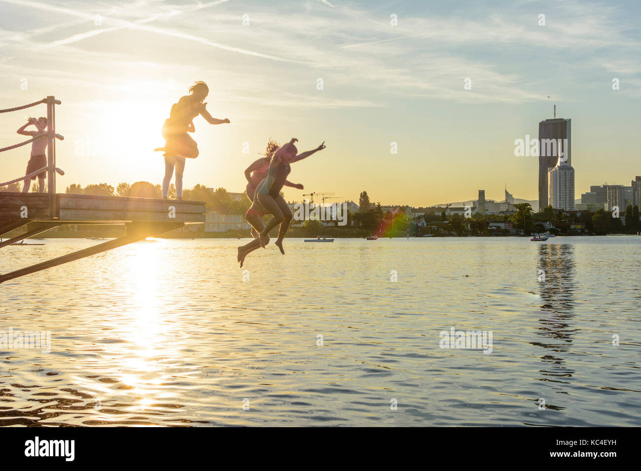 Kinder, Kinder springen in Wasser, Fluss Alte Donau (Alte Donau ...