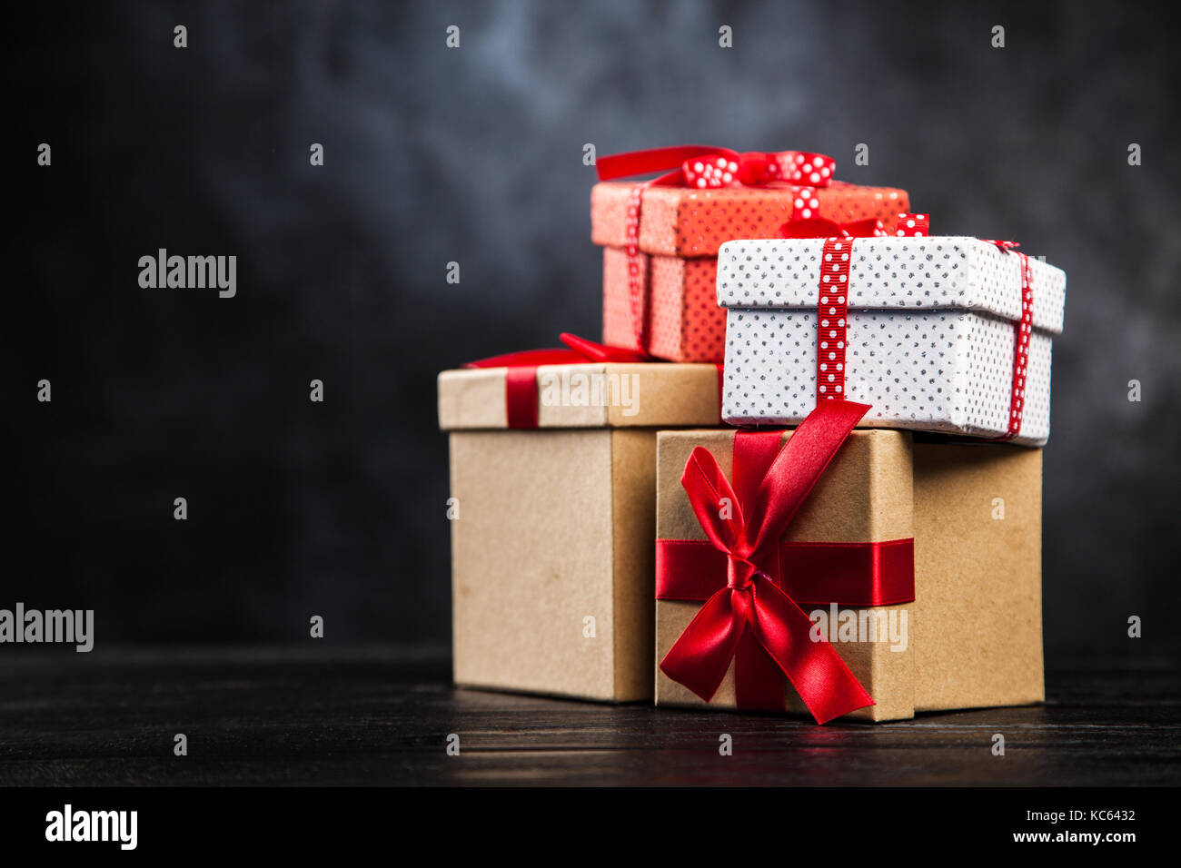 Box pile -Fotos und -Bildmaterial in hoher Auflösung – Alamy