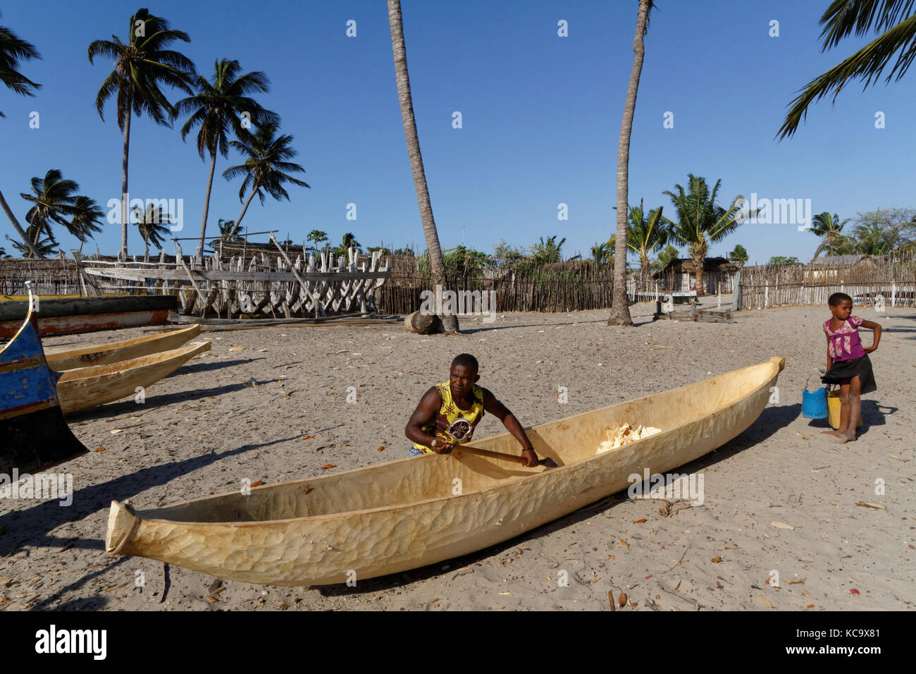 BELO, MADAGASKAR, 24. November 2015 : Bau eines traditionellen Piroge ...