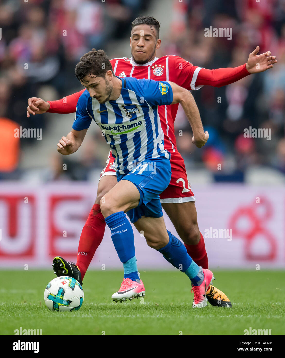 Der Münchener Corentin Tolisso und die Berliner Mathew Leckie vie für ...