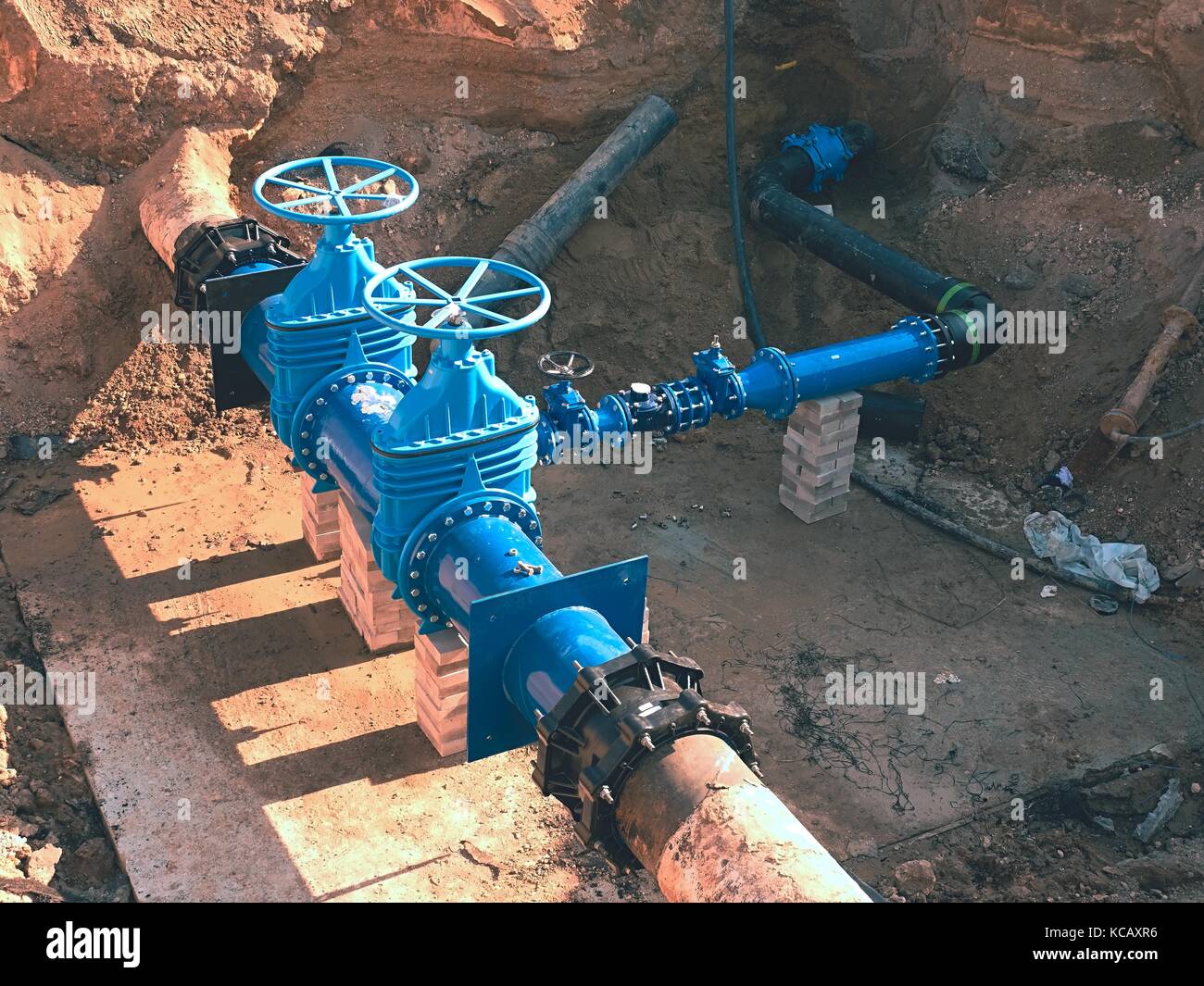 Bau der Wasserversorgung der Stadt Pipeline. 500 mm große Wasserleitung ...
