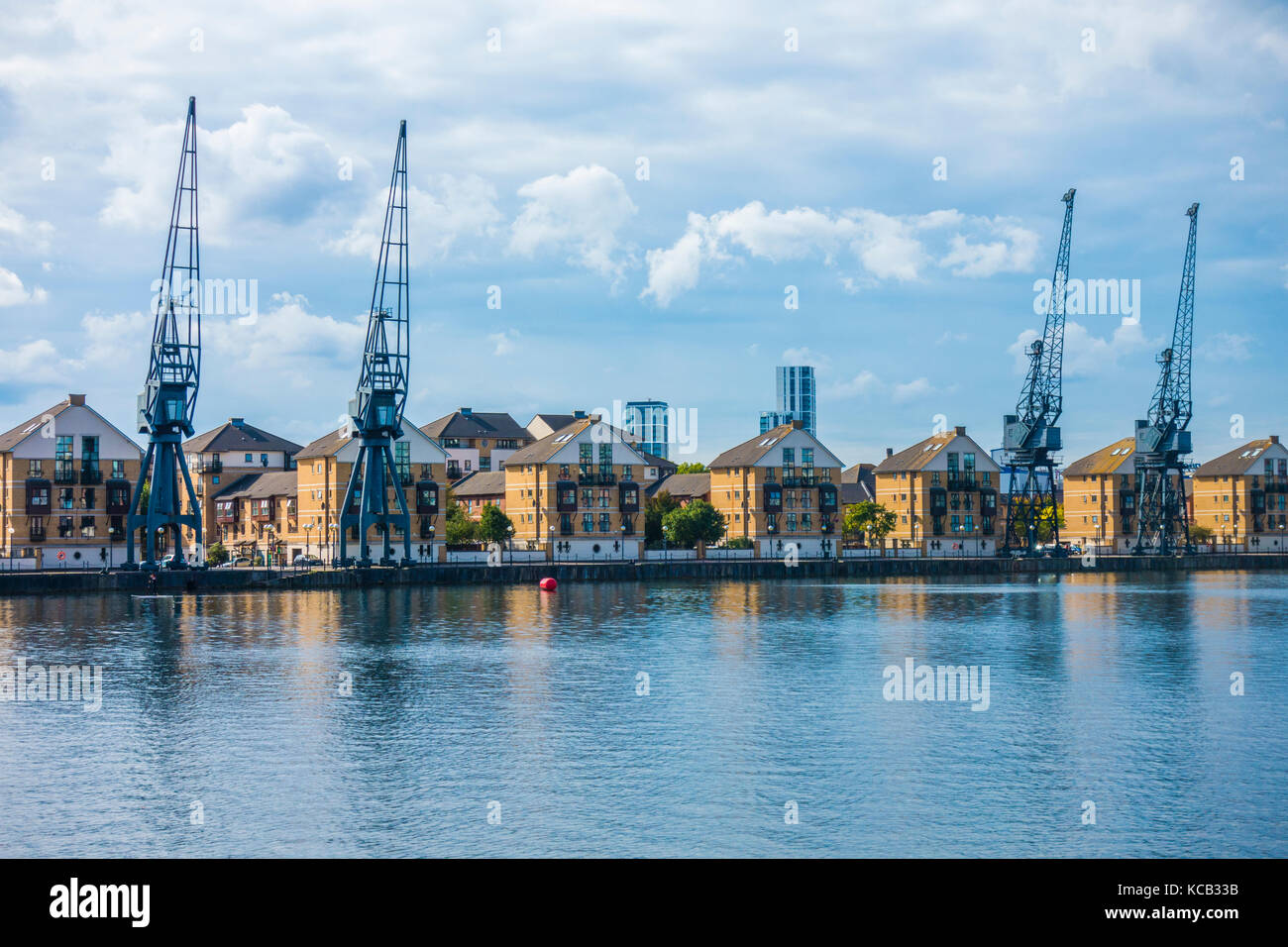 Moderne mews Häuser und Denkmalgeschützte alte Krane mit Blick auf das ...