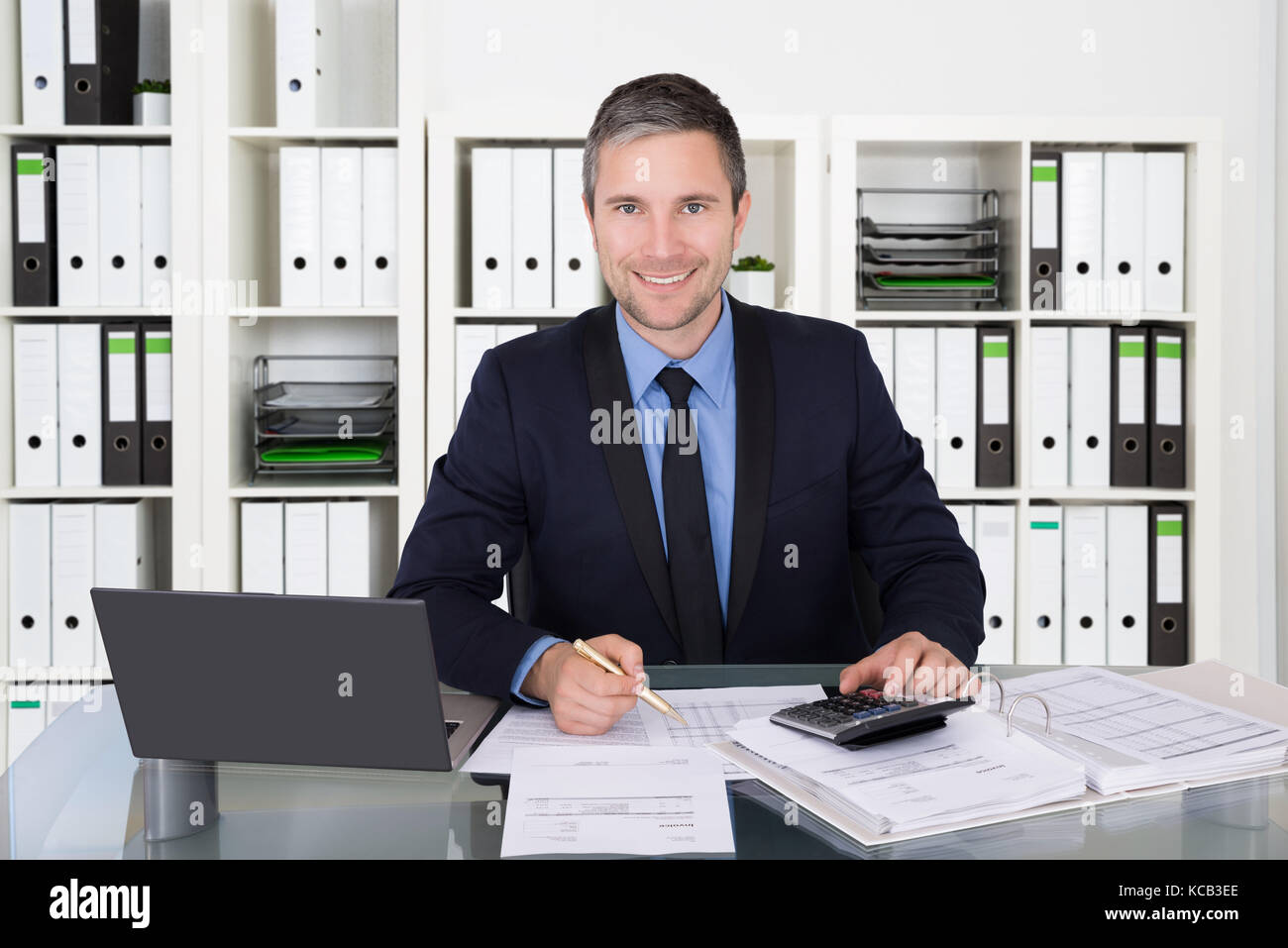 Erfolgreiche Buchhalter Berechnung der Steuerrechnung im Büro ...