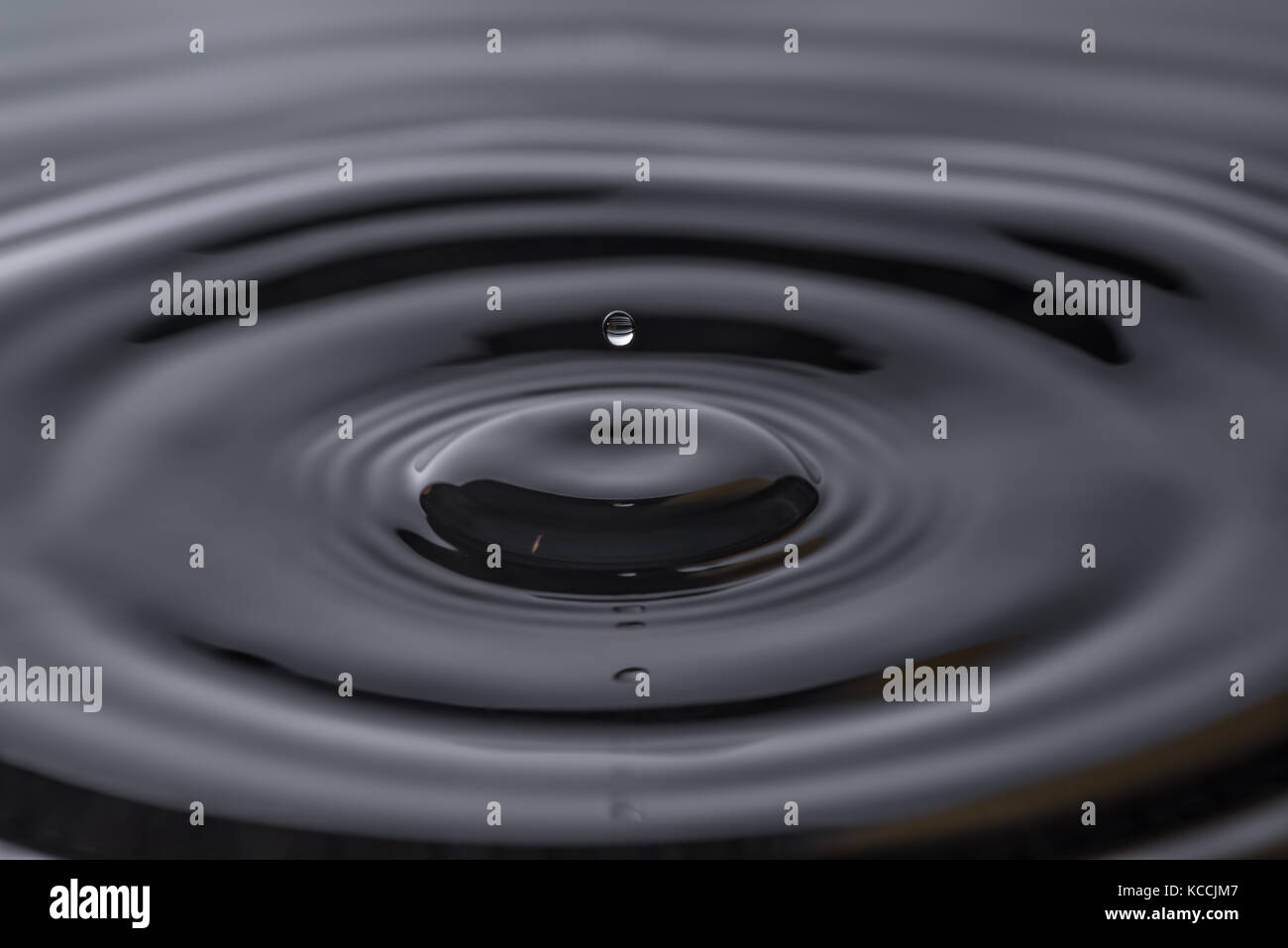 Water Drop Falling Water Making Stockfotos und -bilder Kaufen - Alamy