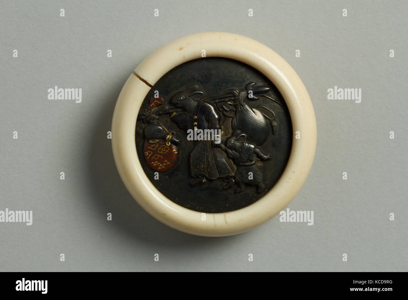 Netsuke von Mutter Hase und Sohn das Emblem der Götter des Glücks, 19 ...