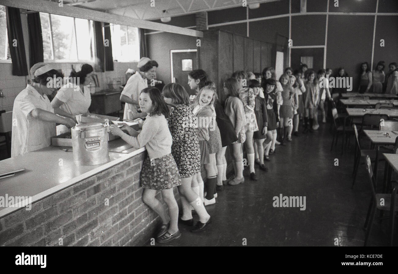 1970s, historisches Bild, das junge Mädchen an der Langbourne Primary ...