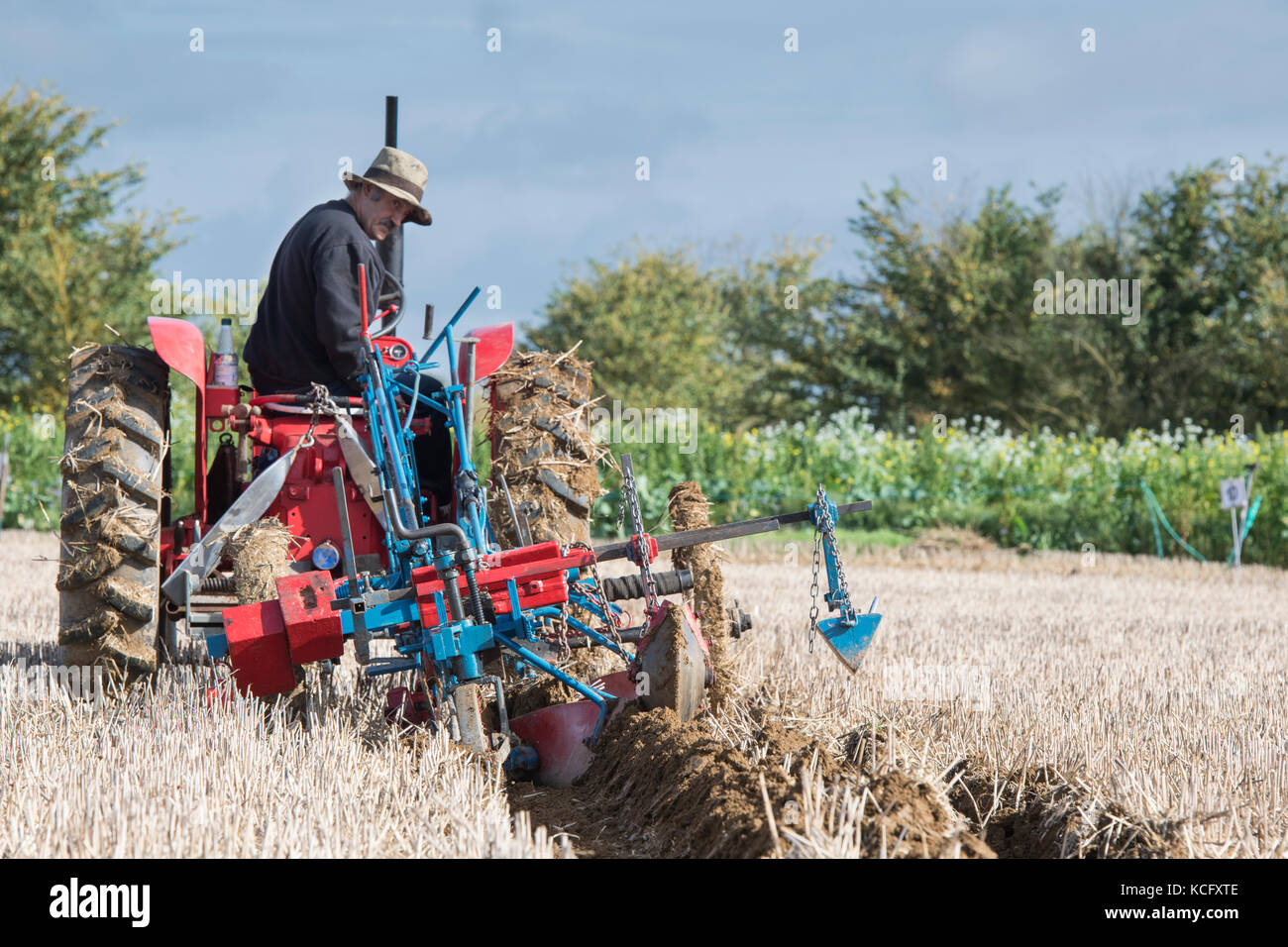 Traktor pflug landwirtschaft -Fotos und -Bildmaterial in hoher ...