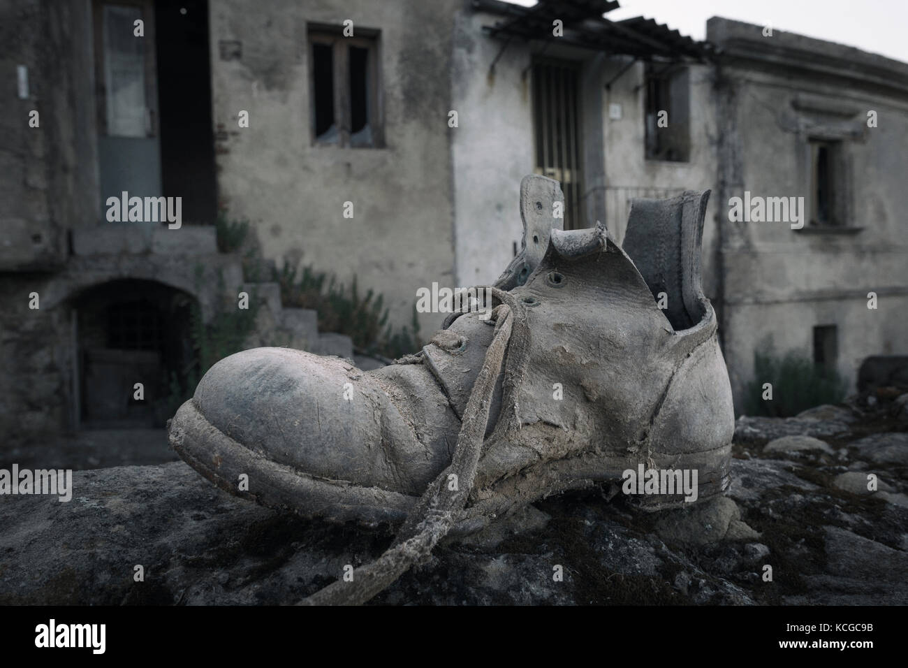 Verlassene schuhe -Fotos und -Bildmaterial in hoher Auflösung – Alamy
