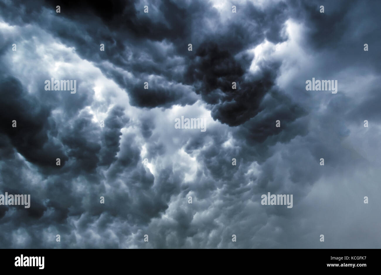 Himmel mit windwolken -Fotos und -Bildmaterial in hoher Auflösung – Alamy