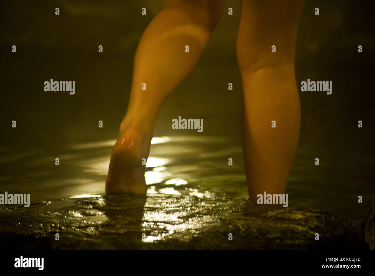 Japanese woman bathing at traditional hot spring -Fotos und ...