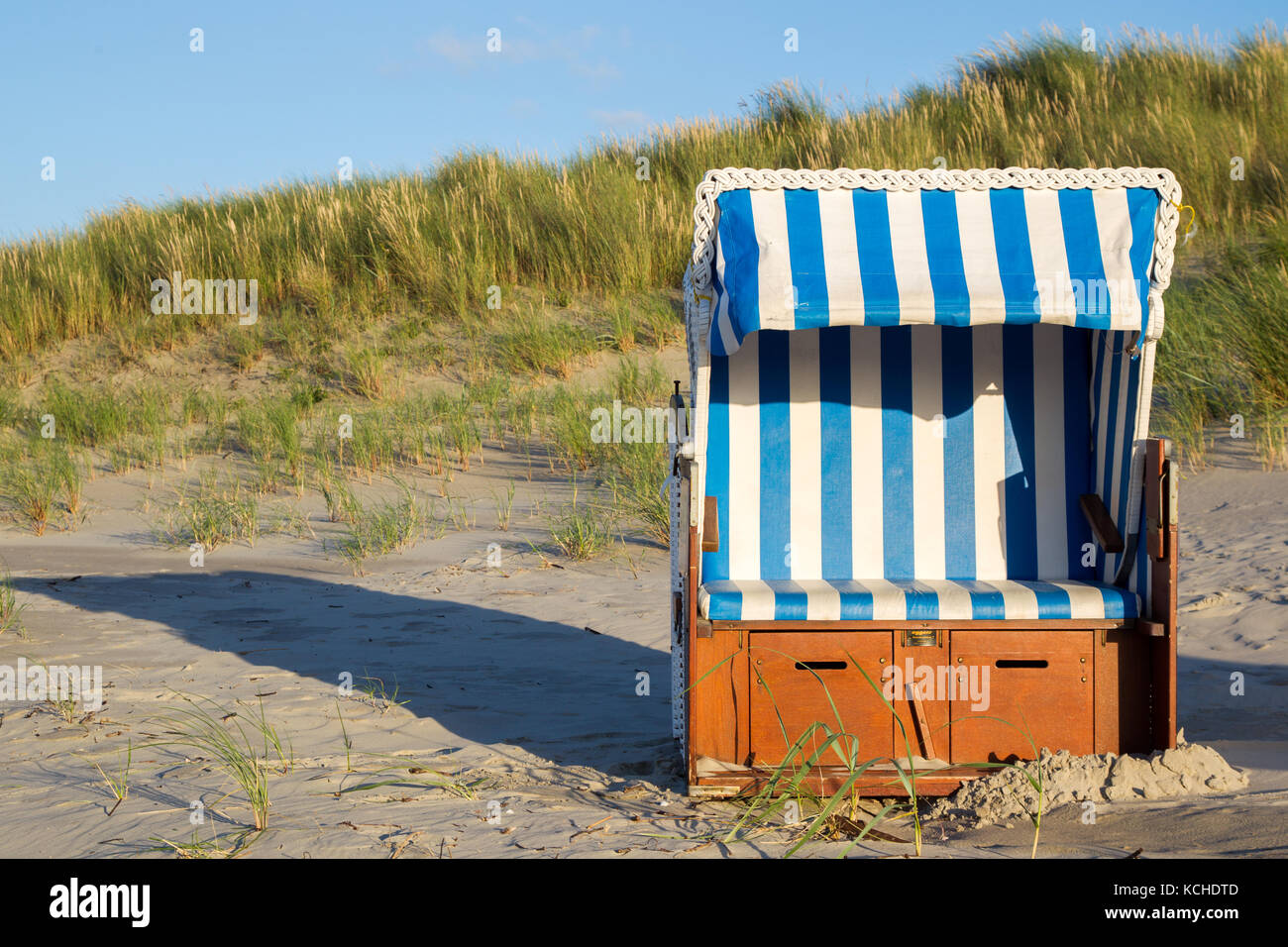 Strandkorb im Abendlicht am Strand der Nordsee Insel Juist in ...