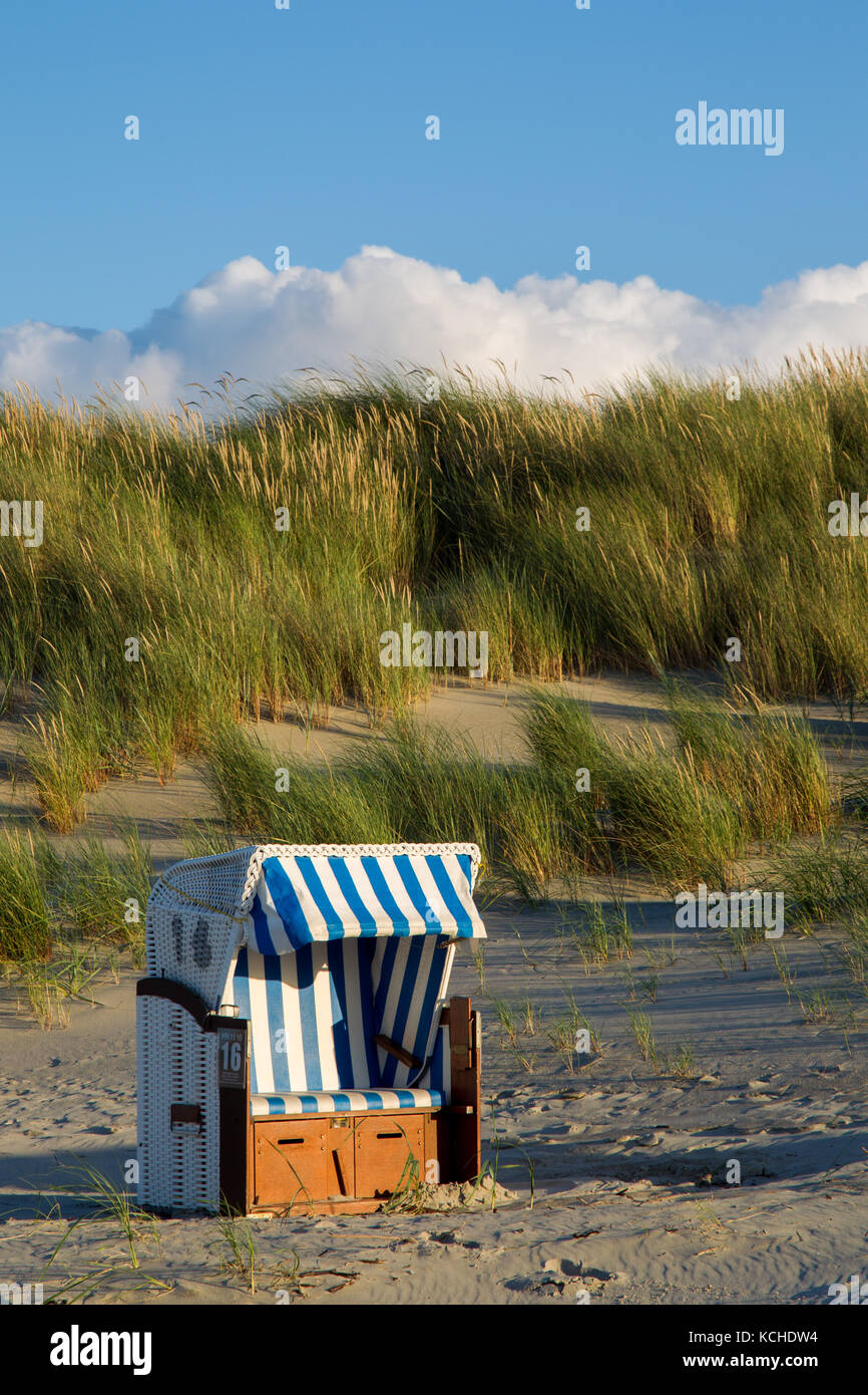 Strandkorb im Abendlicht am Strand der Nordsee Insel Juist in ...