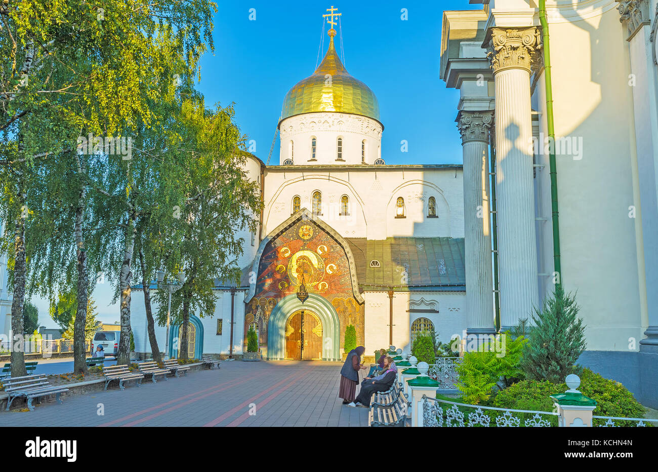 POCHAYIV, UKRAINE - 29. AUGUST 2017: Der Blick auf die schöne Fassade ...