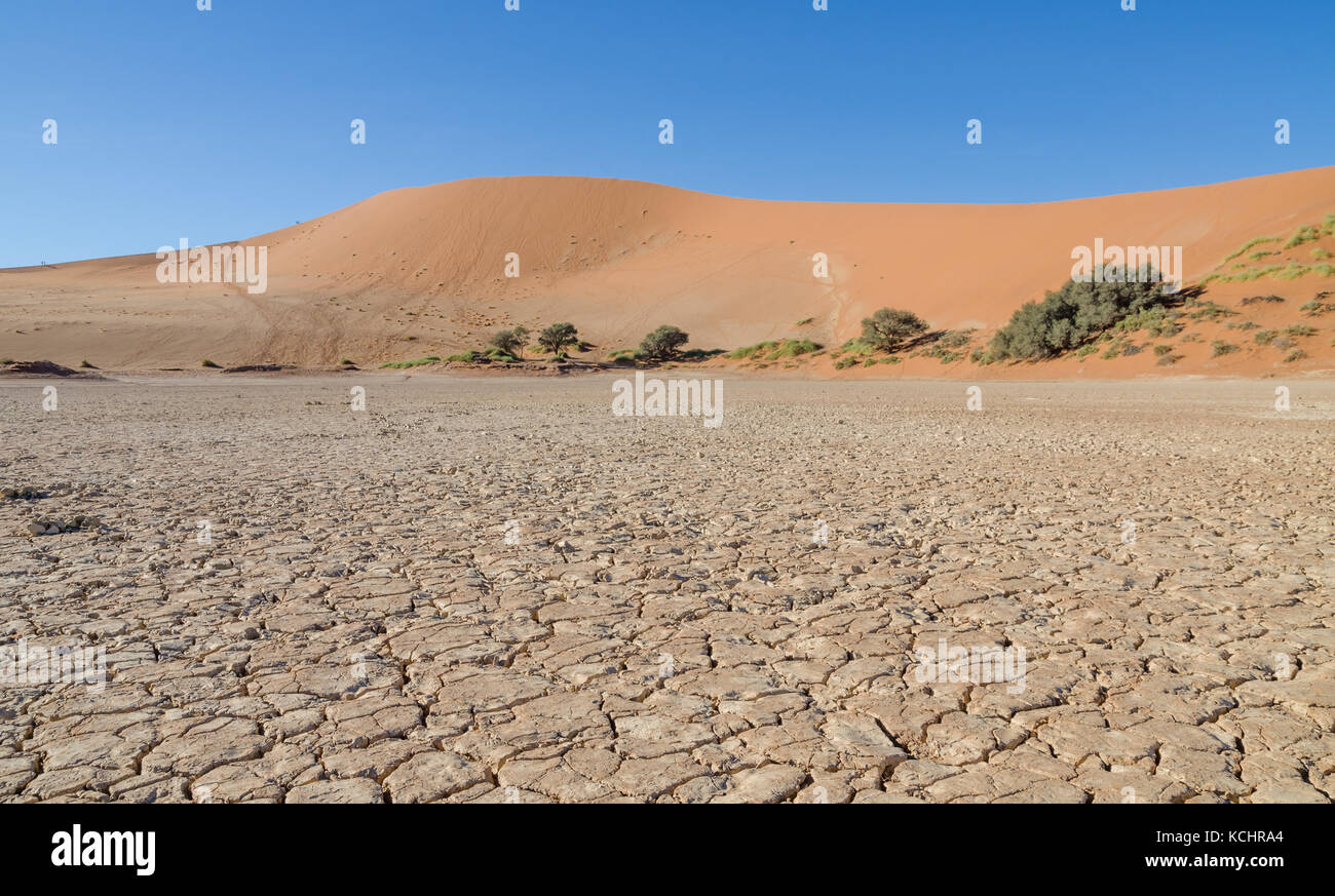 Trockene wüstenlandschaft -Fotos und -Bildmaterial in hoher Auflösung ...