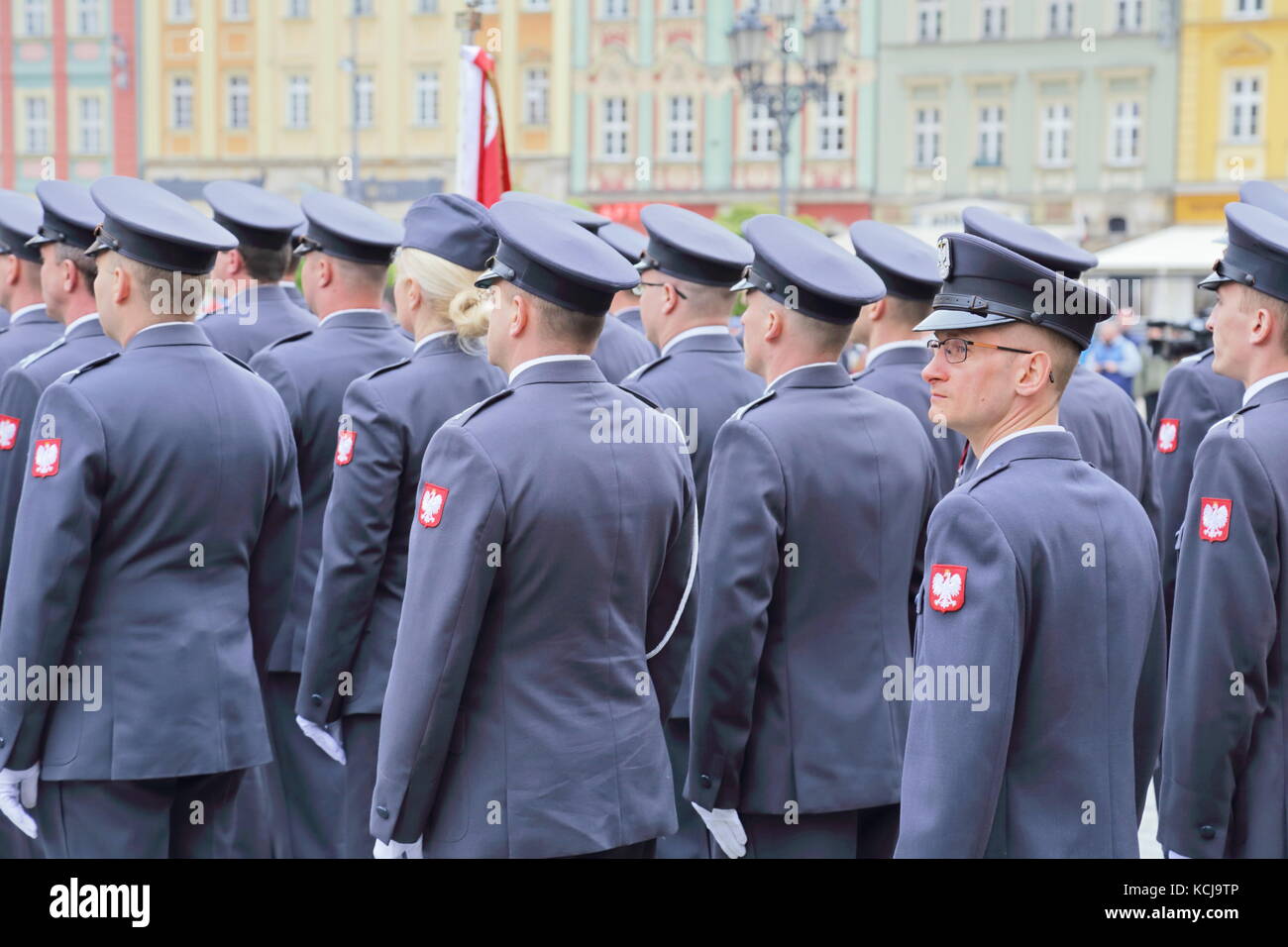 Polnische Polizisten in blauen Uniformen auf einer Parade ...