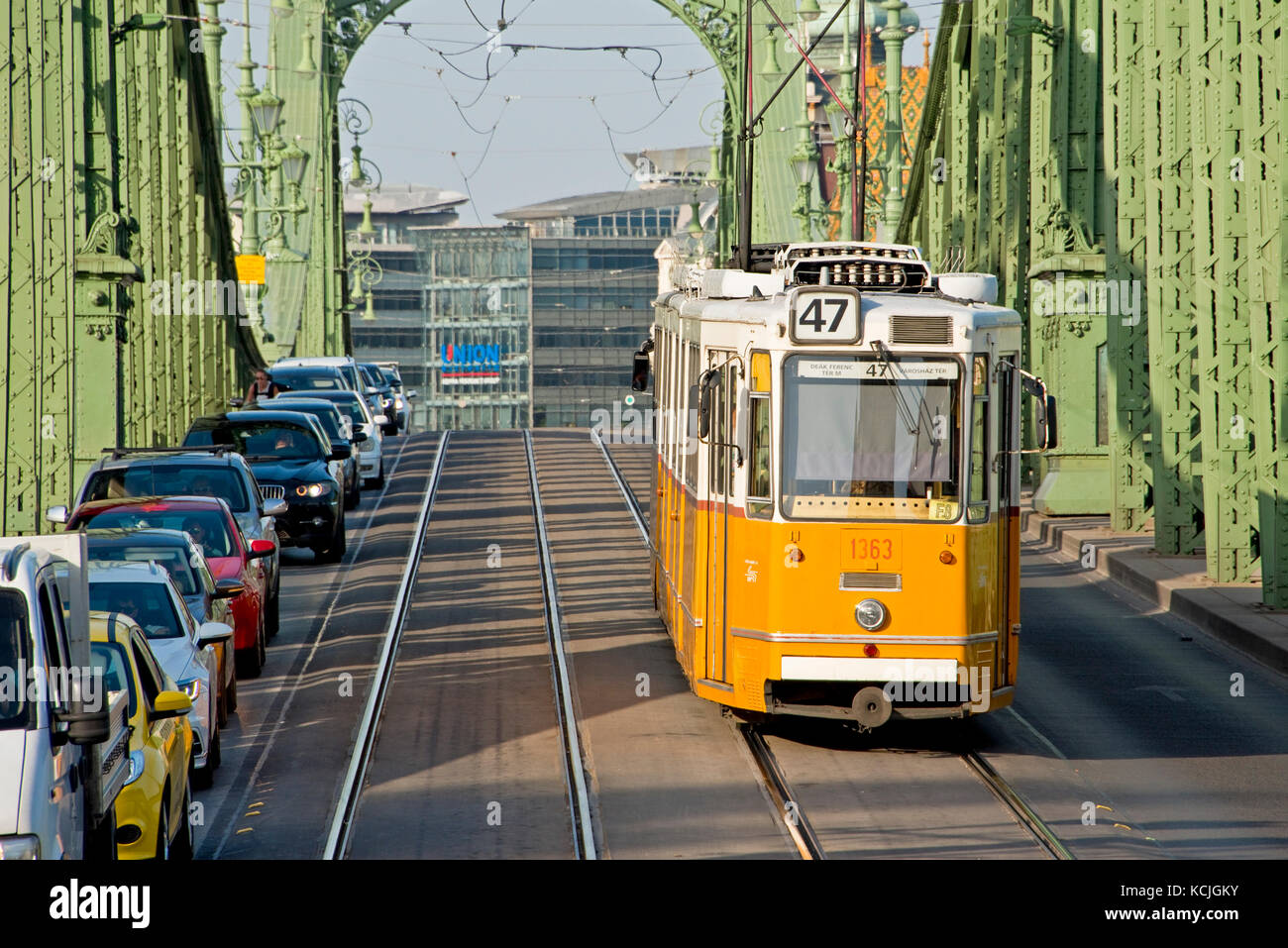 Die ganz csmg Straßenbahn in Budapest Passieren der Brücke an einem ...