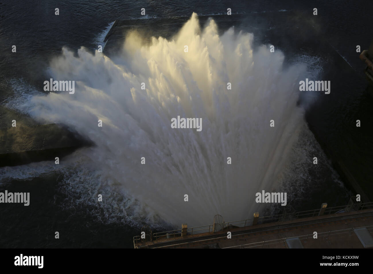 Wasser des Murray River die Flucht aus der Hume dam seine Reise in ...